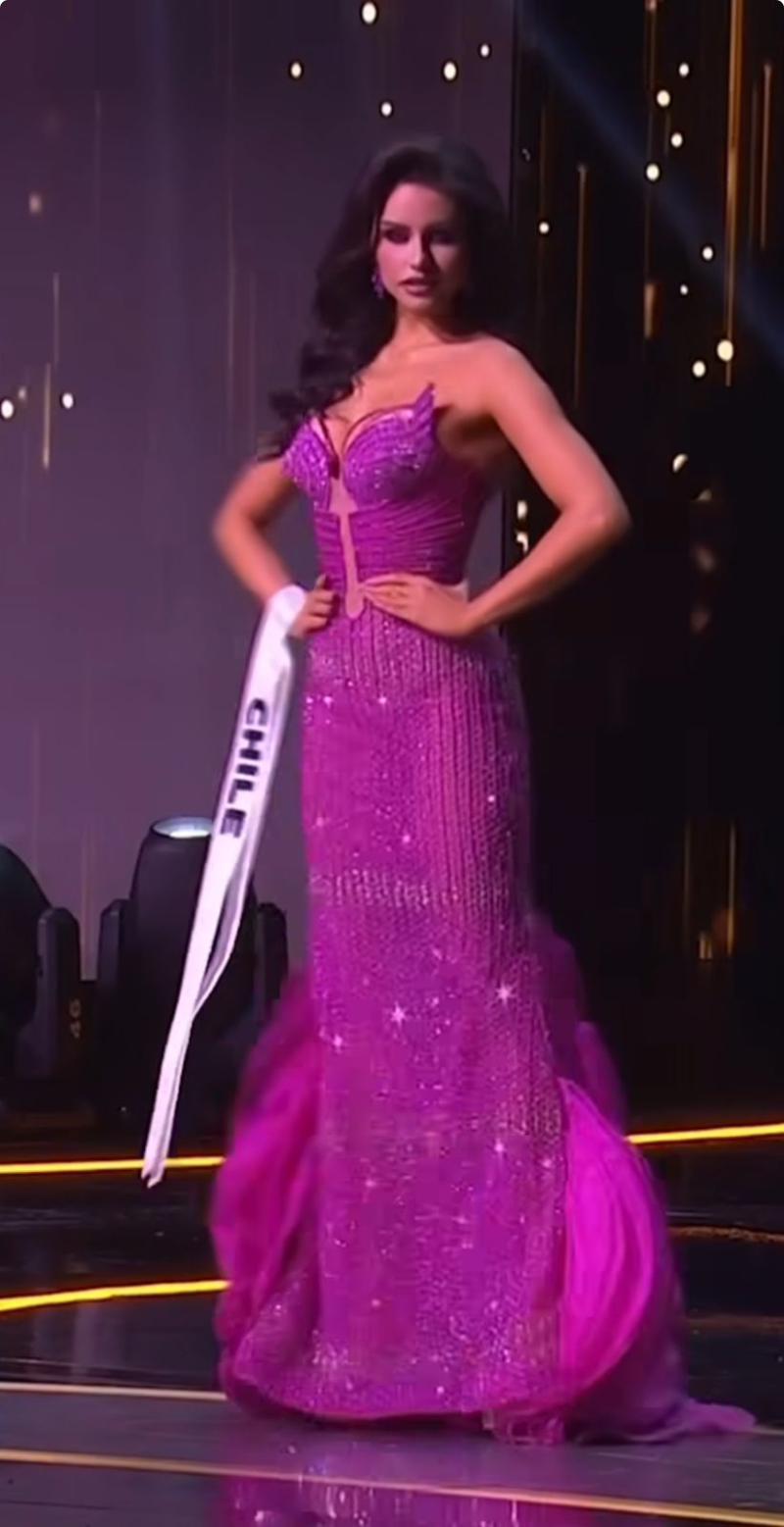 Así fue el desfile de Emilia Dides en traje típico, bikini y de gala